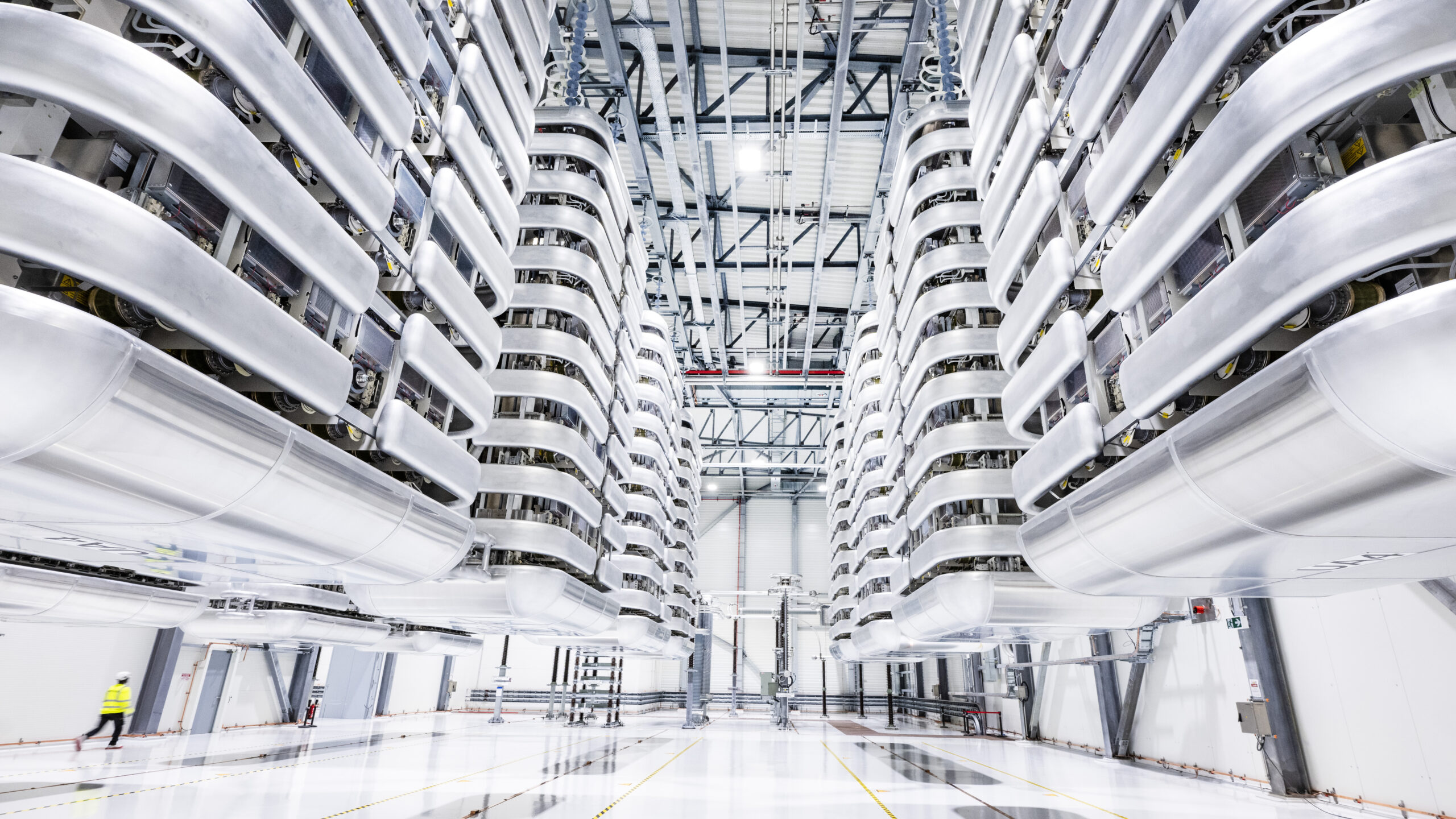 Hitachi Energy celebra 70 años de la tecnología HVDC - Revista Electricidad